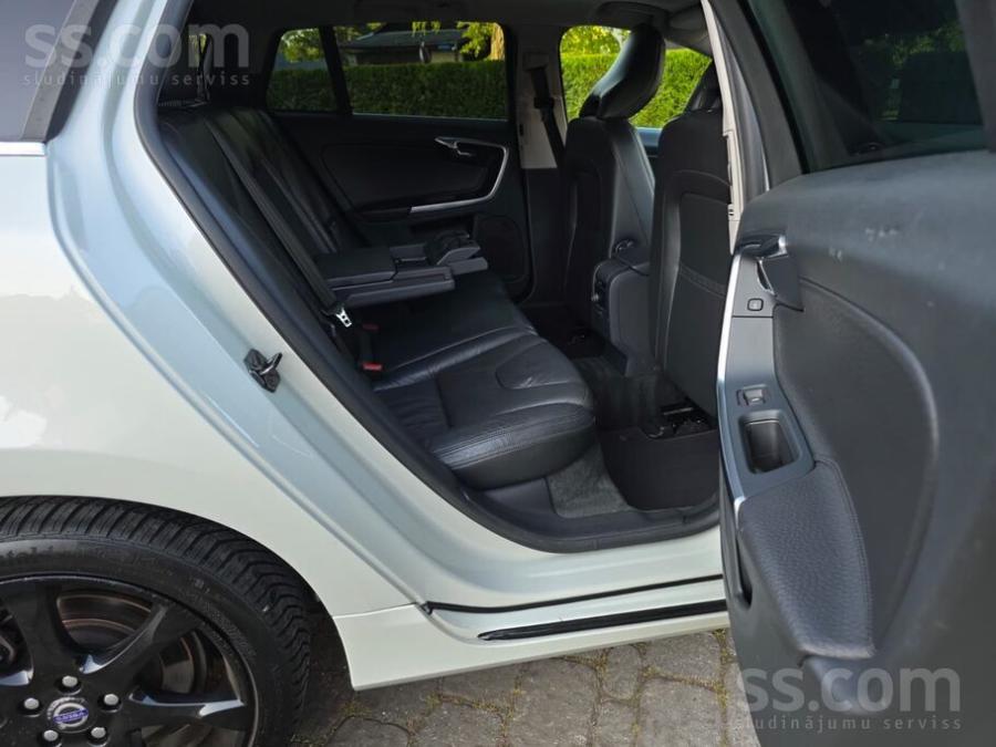 White Volvo V60 2012 in Riga, with an engine capacity of 2.00 L and mileage of 292 thousand km for 6350 €, photo 16 on AUTOMOTO.COM.LV