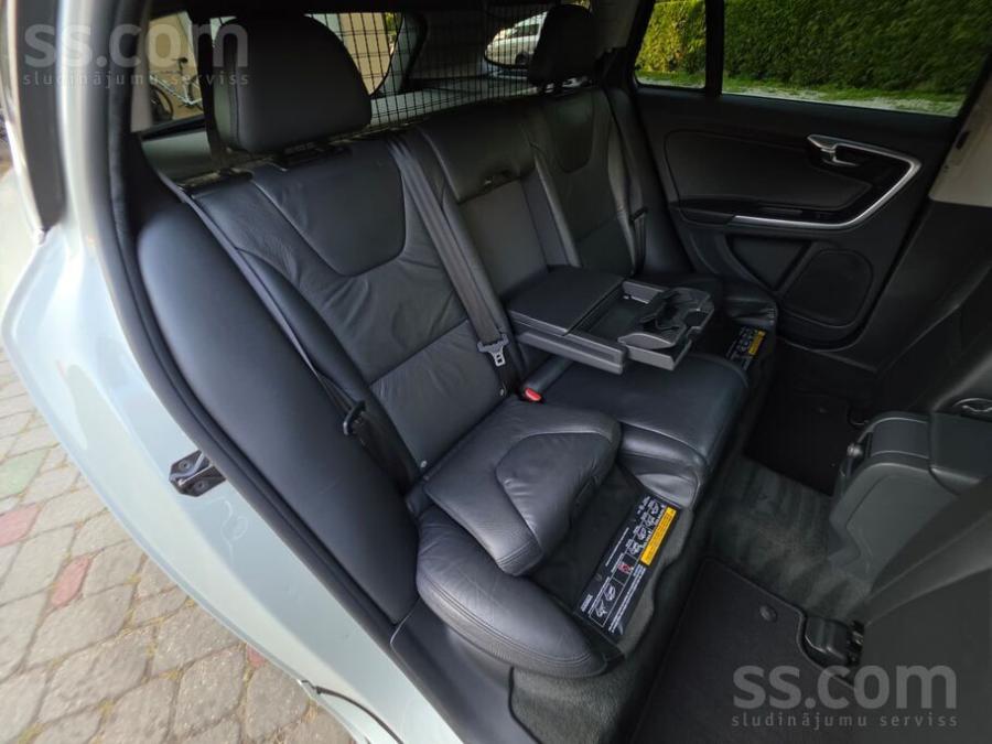 White Volvo V60 2012 in Riga, with an engine capacity of 2.00 L and mileage of 292 thousand km for 6350 €, photo 17 on AUTOMOTO.COM.LV