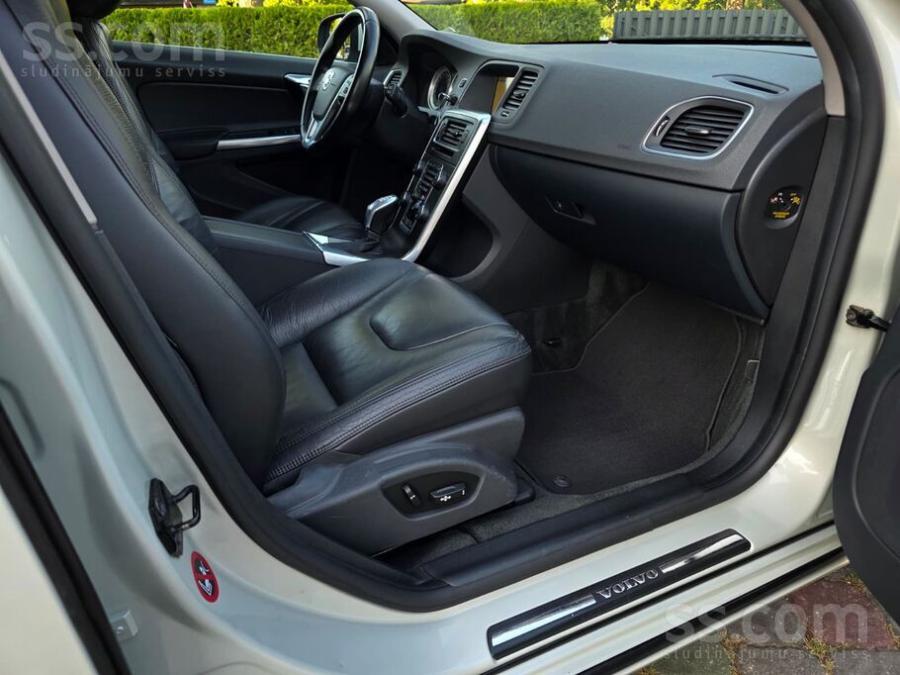 White Volvo V60 2012 in Riga, with an engine capacity of 2.00 L and mileage of 292 thousand km for 6350 €, photo 20 on AUTOMOTO.COM.LV
