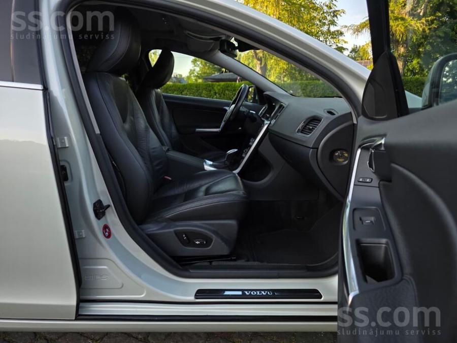 White Volvo V60 2012 in Riga, with an engine capacity of 2.00 L and mileage of 292 thousand km for 6350 €, photo 21 on AUTOMOTO.COM.LV