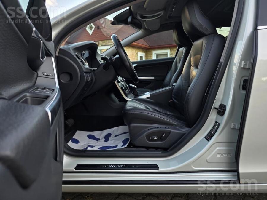 White Volvo V60 2012 in Riga, with an engine capacity of 2.00 L and mileage of 292 thousand km for 6350 €, photo 25 on AUTOMOTO.COM.LV