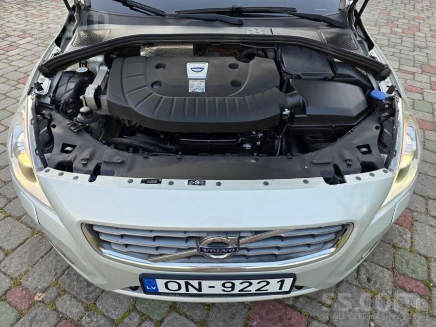 White Volvo V60 2012 in Riga, with an engine capacity of 2.00 L and mileage of 292 thousand km for 6350 €, photo 33 on AUTOMOTO.COM.LV