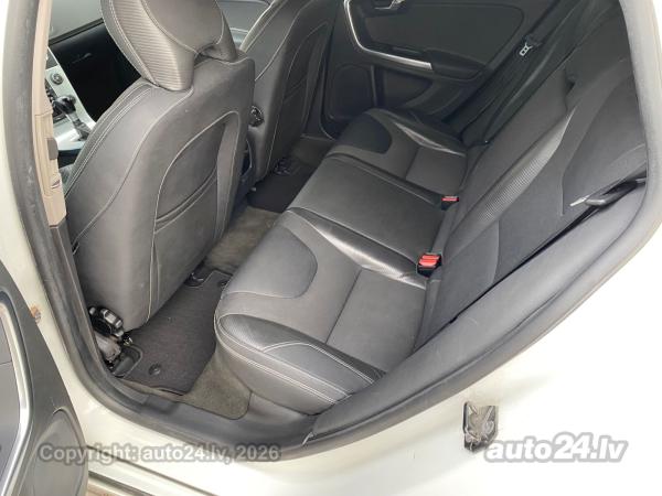 White Volvo V60 2012 in Rakvere, with an engine capacity of 1.60 L and mileage of 315 thousand km for 4700 €, photo 7 on AUTOMOTO.COM.LV
