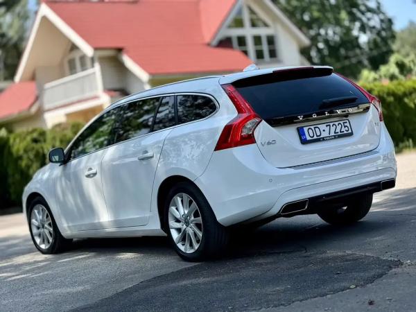 White Volvo V60 2012 in Jurmala, with an engine capacity of 2.00 L and mileage of 221 thousand km for 7390 €, photo 4 on AUTOMOTO.COM.LV