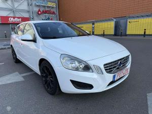 Balts Volvo V60 2012 Viļņa, ar dzinēja tilpumu 1.56 L un nobraukumu 328 tūkst. km par 3999 €, foto  vietnē AUTOMOTO.COM.LV