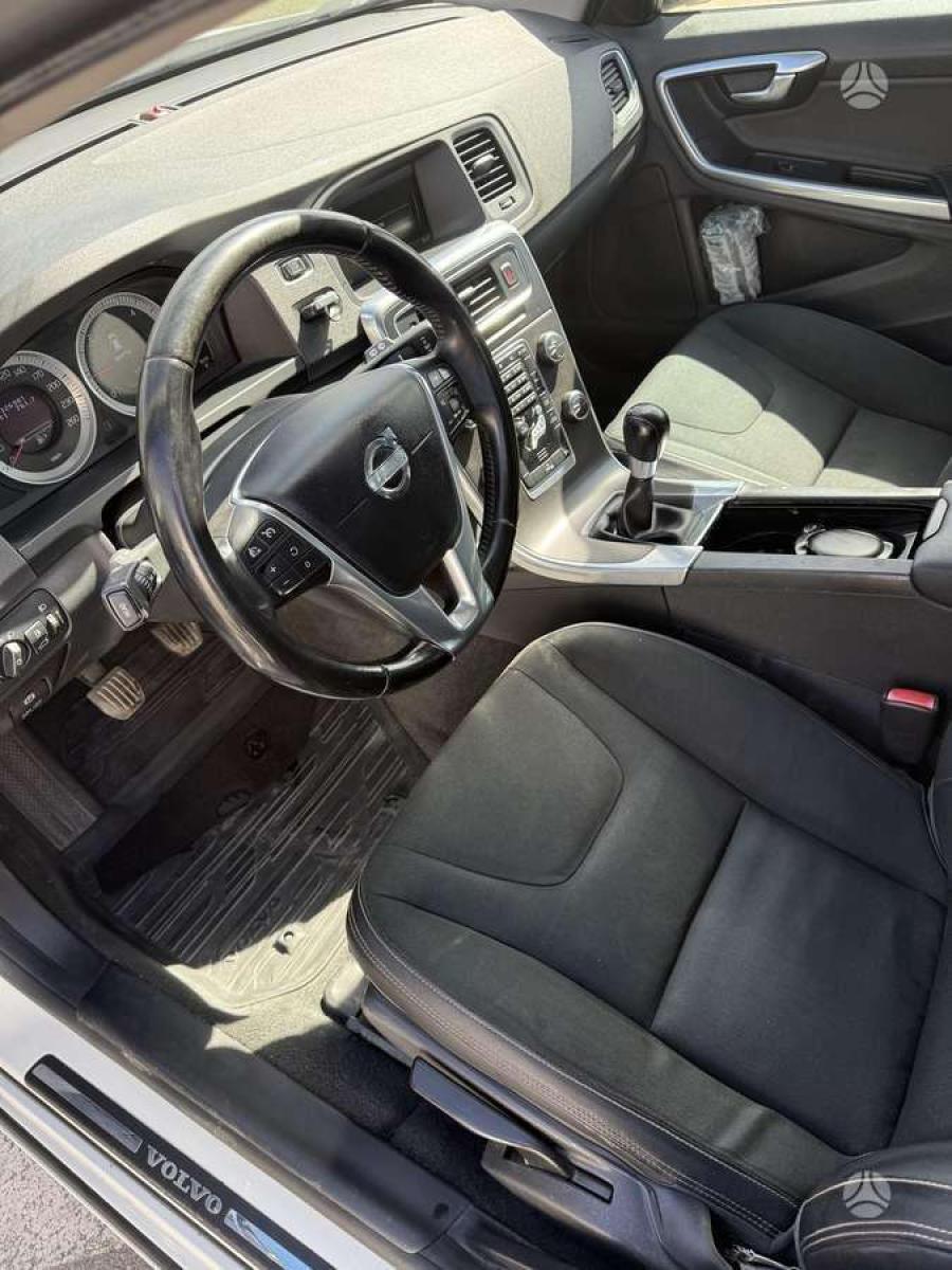 Balts Volvo V60 2012 Viļņa, ar dzinēja tilpumu 1.56 L un nobraukumu 328 tūkst. km par 3999 €, foto 12 vietnē AUTOMOTO.COM.LV