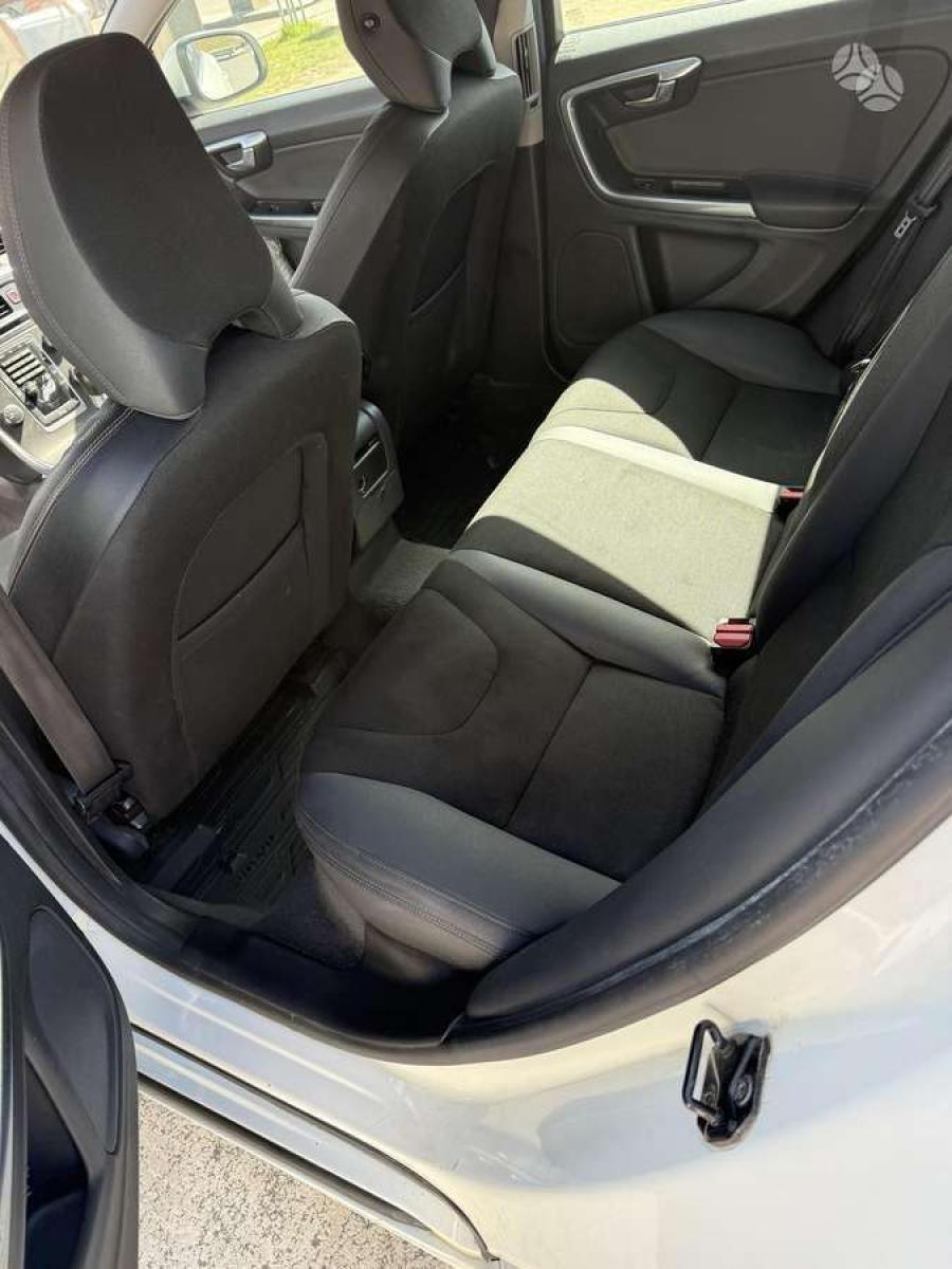 Balts Volvo V60 2012 Viļņa, ar dzinēja tilpumu 1.56 L un nobraukumu 328 tūkst. km par 3999 €, foto 14 vietnē AUTOMOTO.COM.LV