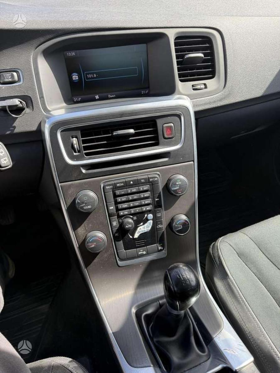 Balts Volvo V60 2012 Viļņa, ar dzinēja tilpumu 1.56 L un nobraukumu 328 tūkst. km par 3999 €, foto 16 vietnē AUTOMOTO.COM.LV