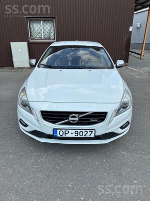 White Volvo V60 2012 in Riga, with an engine capacity of 2.00 L and mileage of 293 thousand km for 5250 €, photo 4 on AUTOMOTO.COM.LV