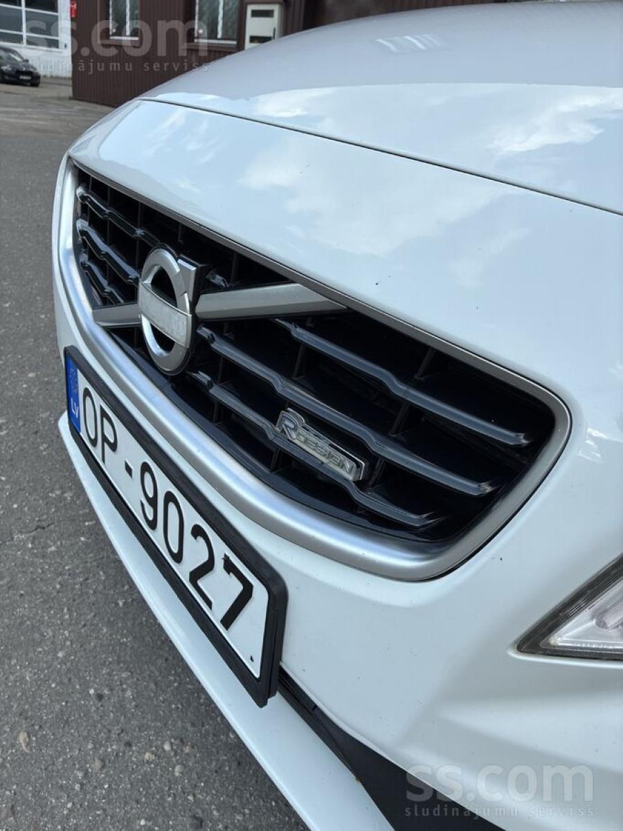 White Volvo V60 2012 in Riga, with an engine capacity of 2.00 L and mileage of 293 thousand km for 5250 €, photo 5 on AUTOMOTO.COM.LV