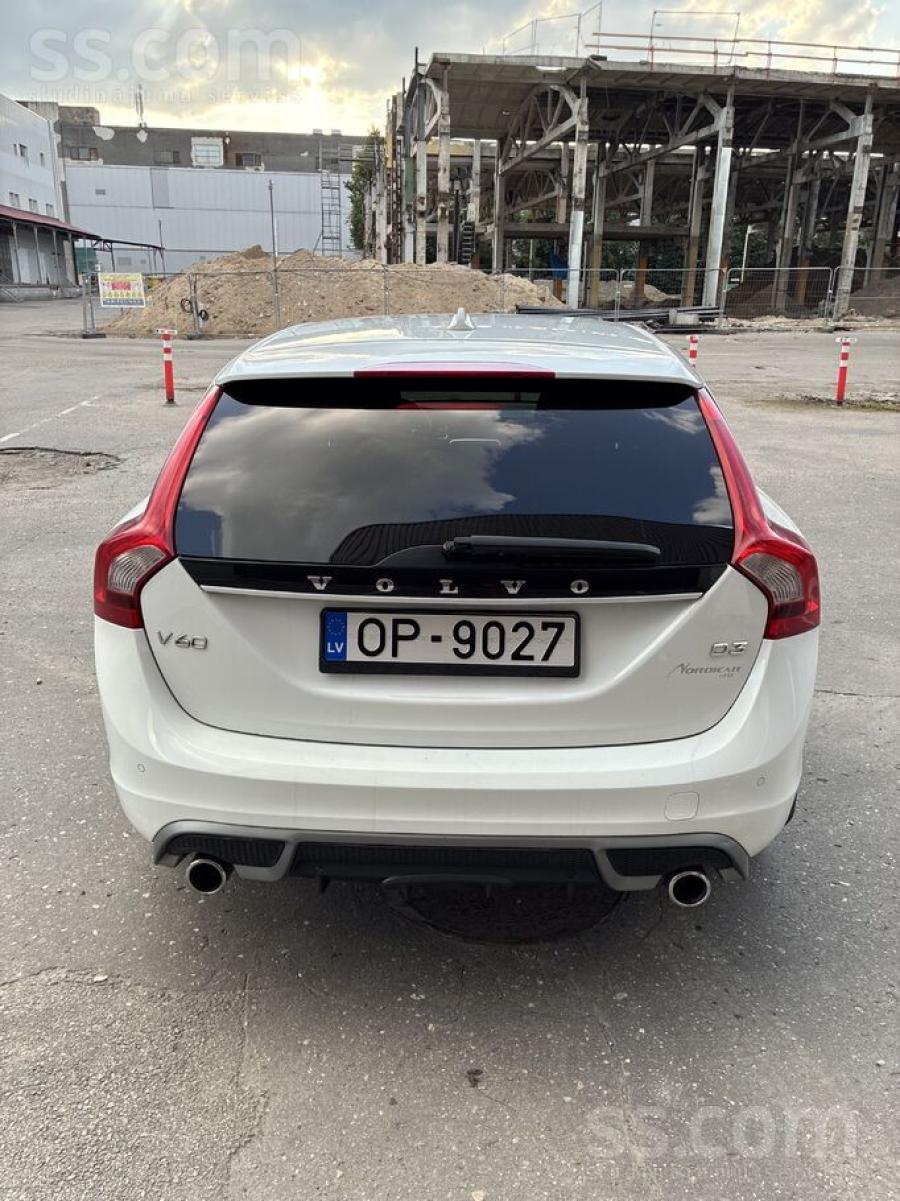 White Volvo V60 2012 in Riga, with an engine capacity of 2.00 L and mileage of 293 thousand km for 5250 €, photo 8 on AUTOMOTO.COM.LV