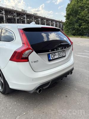 White Volvo V60 2012 in Riga, with an engine capacity of 2.00 L and mileage of 293 thousand km for 5250 €, photo 9 on AUTOMOTO.COM.LV