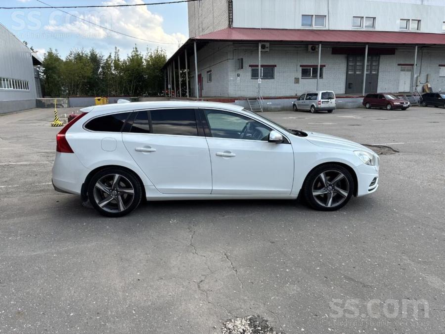 White Volvo V60 2012 in Riga, with an engine capacity of 2.00 L and mileage of 293 thousand km for 5250 €, photo 10 on AUTOMOTO.COM.LV