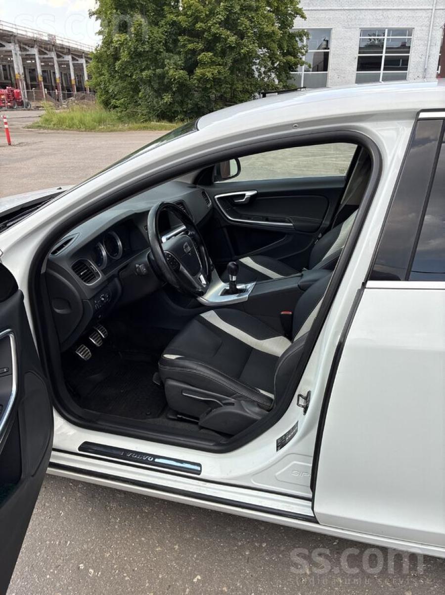 White Volvo V60 2012 in Riga, with an engine capacity of 2.00 L and mileage of 293 thousand km for 5250 €, photo 11 on AUTOMOTO.COM.LV