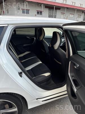 White Volvo V60 2012 in Riga, with an engine capacity of 2.00 L and mileage of 293 thousand km for 5250 €, photo 19 on AUTOMOTO.COM.LV