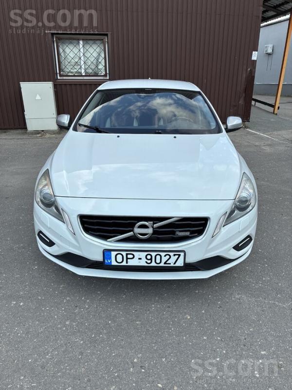 Balts Volvo V60 2012 Rīga, ar dzinēja tilpumu 2.00 L un nobraukumu 293 tūkst. km par 5250 €, foto 3 vietnē AUTOMOTO.COM.LV