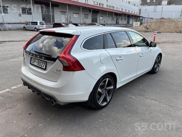 Balts Volvo V60 2012 Rīga, ar dzinēja tilpumu 2.00 L un nobraukumu 293 tūkst. km par 5250 €, foto 6 vietnē AUTOMOTO.COM.LV
