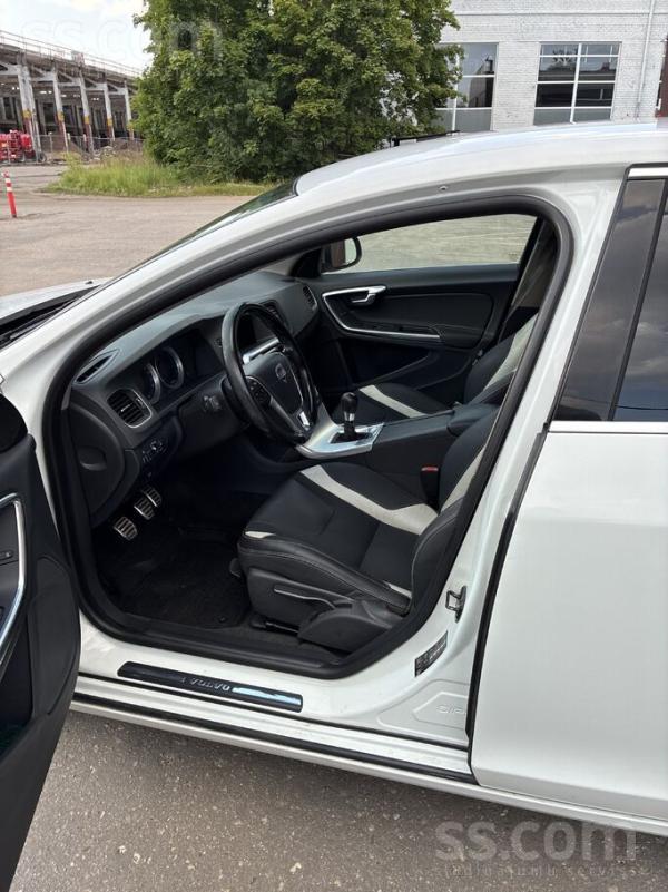 Balts Volvo V60 2012 Rīga, ar dzinēja tilpumu 2.00 L un nobraukumu 293 tūkst. km par 5250 €, foto 10 vietnē AUTOMOTO.COM.LV