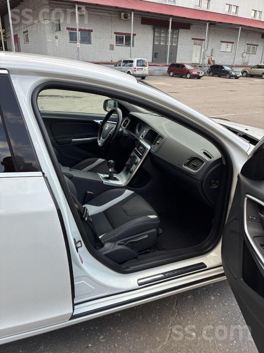 Balts Volvo V60 2012 Rīga, ar dzinēja tilpumu 2.00 L un nobraukumu 293 tūkst. km par 5250 €, foto 12 vietnē AUTOMOTO.COM.LV