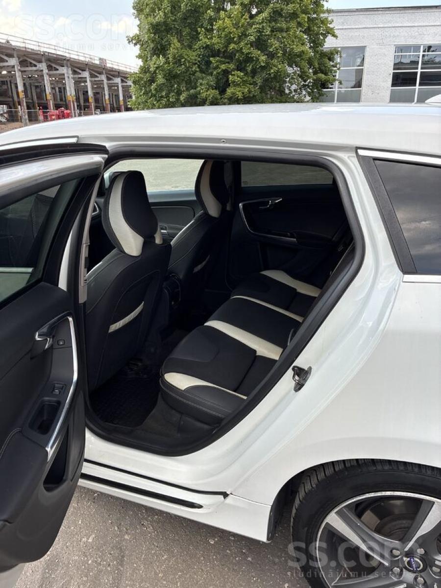 Balts Volvo V60 2012 Rīga, ar dzinēja tilpumu 2.00 L un nobraukumu 293 tūkst. km par 5250 €, foto 18 vietnē AUTOMOTO.COM.LV