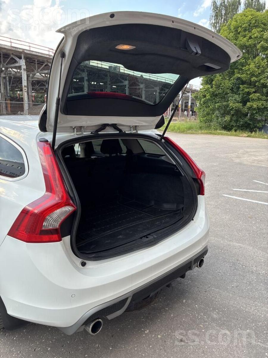 Balts Volvo V60 2012 Rīga, ar dzinēja tilpumu 2.00 L un nobraukumu 293 tūkst. km par 5250 €, foto 20 vietnē AUTOMOTO.COM.LV
