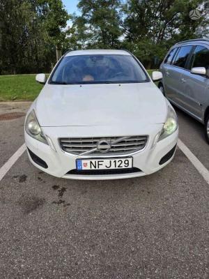 Balts Volvo V60 2012 Jonava, ar dzinēja tilpumu 1.60 L un nobraukumu 238 tūkst. km par 6800 €, foto 1 vietnē AUTOMOTO.COM.LV