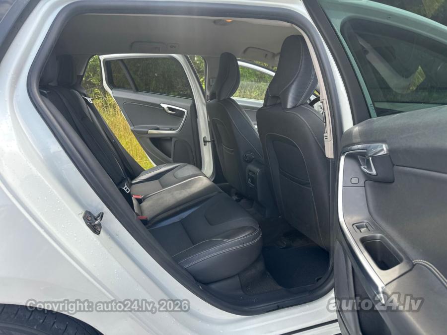 White Volvo V60 2012 in Tallinn, with an engine capacity of 1.60 L and mileage of 315 thousand km for 5999 €, photo 21 on AUTOMOTO.COM.LV