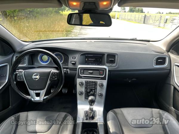 White Volvo V60 2012 in Tallinn, with an engine capacity of 1.60 L and mileage of 315 thousand km for 5999 €, photo 10 on AUTOMOTO.COM.LV