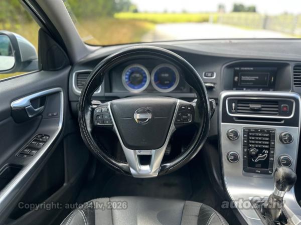 White Volvo V60 2012 in Tallinn, with an engine capacity of 1.60 L and mileage of 315 thousand km for 5999 €, photo 11 on AUTOMOTO.COM.LV