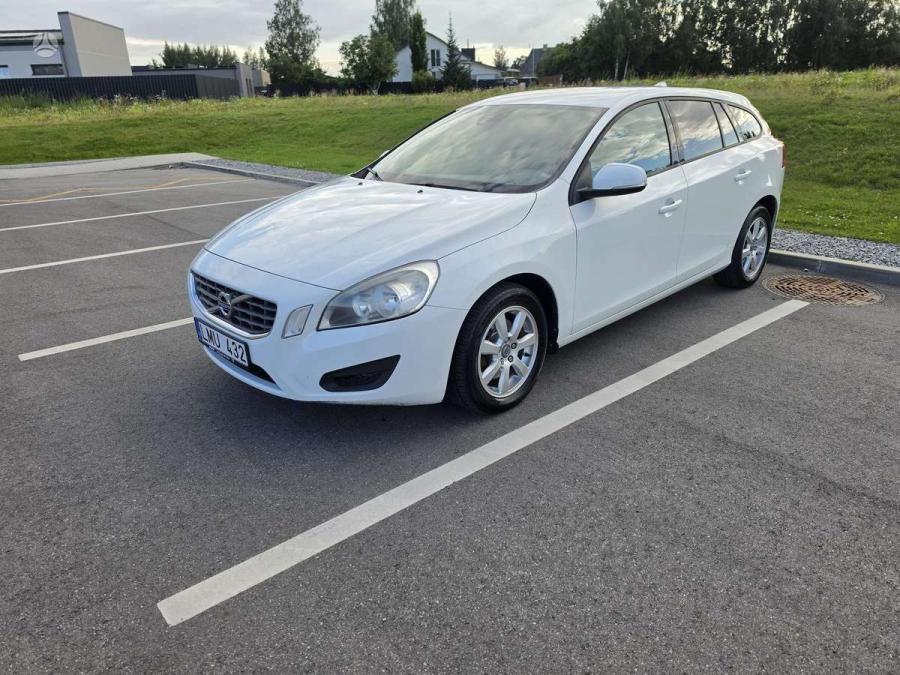 Balts Volvo V60 2012 Panevēža, ar dzinēja tilpumu 1.98 L un nobraukumu 334 tūkst. km par 4800 €, foto 4 vietnē AUTOMOTO.COM.LV