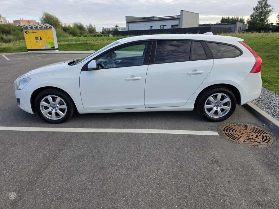 Balts Volvo V60 2012 Panevēža, ar dzinēja tilpumu 1.98 L un nobraukumu 334 tūkst. km par 4800 €, foto 5 vietnē AUTOMOTO.COM.LV