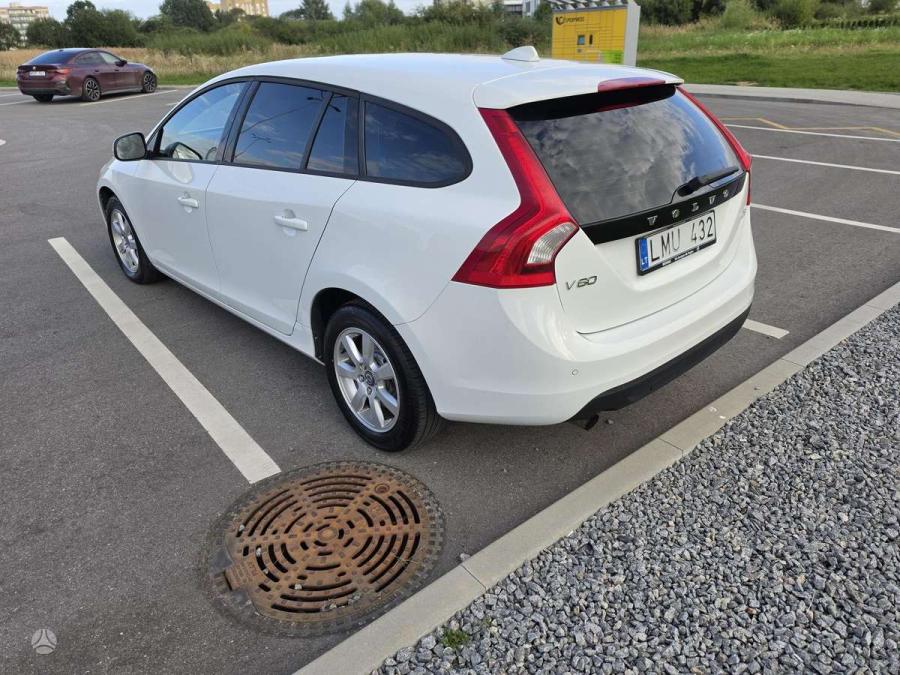 Balts Volvo V60 2012 Panevēža, ar dzinēja tilpumu 1.98 L un nobraukumu 334 tūkst. km par 4800 €, foto 6 vietnē AUTOMOTO.COM.LV