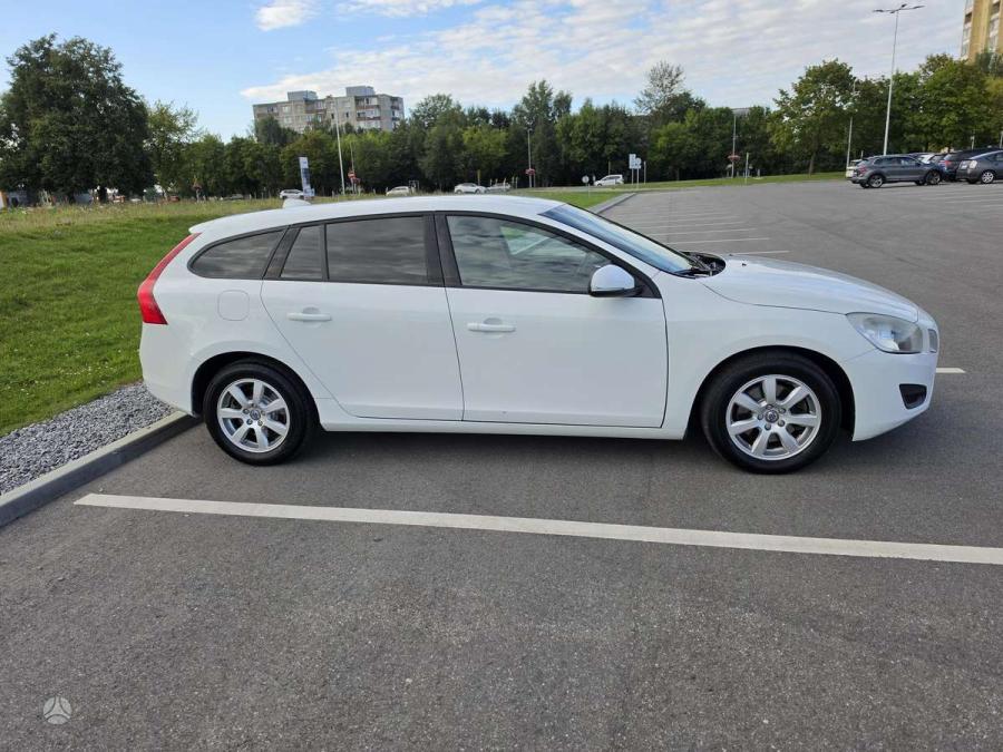Balts Volvo V60 2012 Panevēža, ar dzinēja tilpumu 1.98 L un nobraukumu 334 tūkst. km par 4800 €, foto 9 vietnē AUTOMOTO.COM.LV