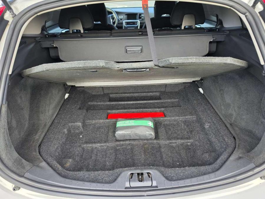 Balts Volvo V60 2012 Panevēža, ar dzinēja tilpumu 1.98 L un nobraukumu 334 tūkst. km par 4800 €, foto 13 vietnē AUTOMOTO.COM.LV