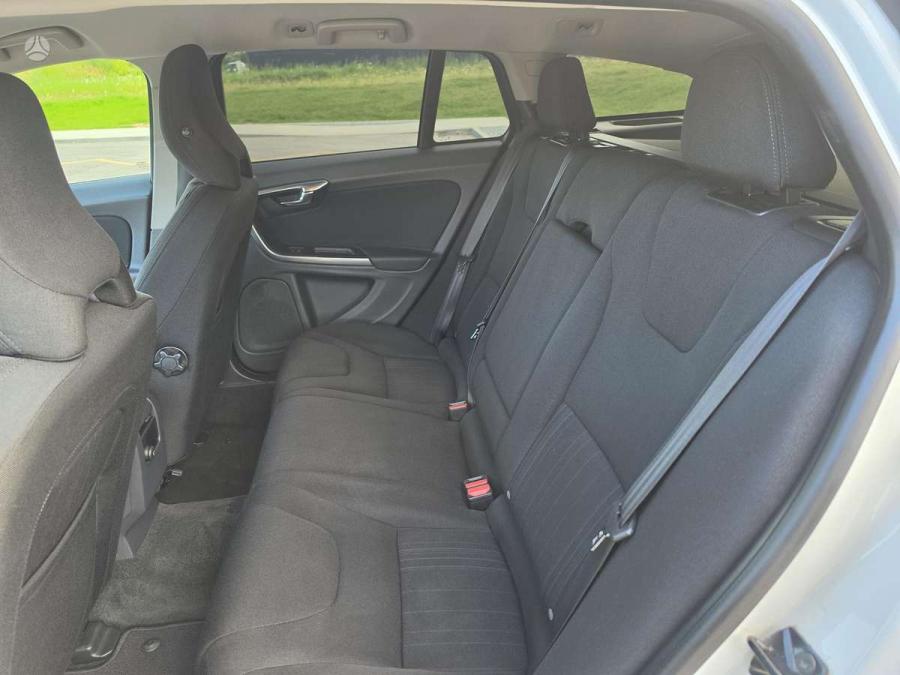 Balts Volvo V60 2012 Panevēža, ar dzinēja tilpumu 1.98 L un nobraukumu 334 tūkst. km par 4800 €, foto 16 vietnē AUTOMOTO.COM.LV