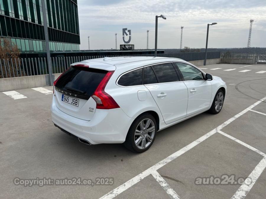 White Volvo V60 2013 in Tallinn, with an engine capacity of 2.40 L and mileage of 199 thousand km for 10299 €, photo 4 on AUTOMOTO.COM.LV