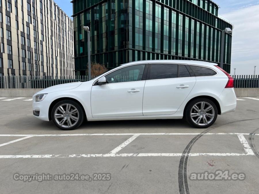 White Volvo V60 2013 in Tallinn, with an engine capacity of 2.40 L and mileage of 199 thousand km for 10299 €, photo 5 on AUTOMOTO.COM.LV