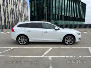 White Volvo V60 2013 in Tallinn, with an engine capacity of 2.40 L and mileage of 199 thousand km for 10299 €, photo 6 on AUTOMOTO.COM.LV