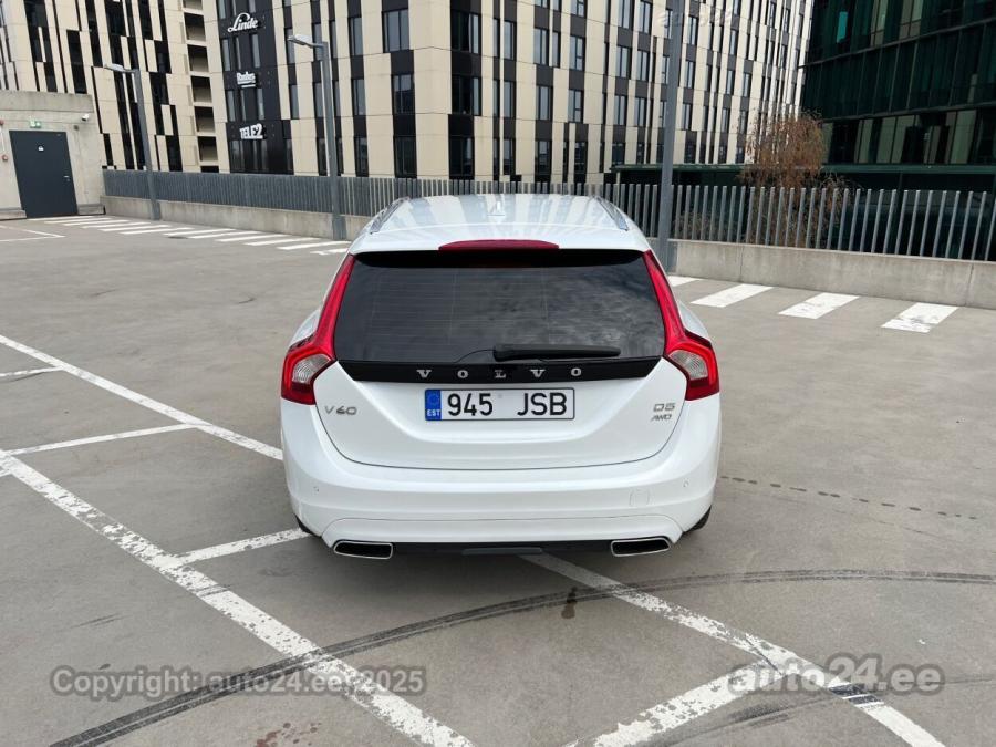 White Volvo V60 2013 in Tallinn, with an engine capacity of 2.40 L and mileage of 199 thousand km for 10299 €, photo 7 on AUTOMOTO.COM.LV