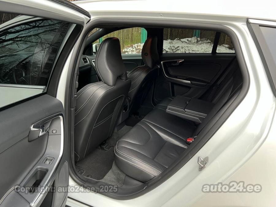 White Volvo V60 2013 in Tallinn, with an engine capacity of 2.40 L and mileage of 199 thousand km for 10299 €, photo 13 on AUTOMOTO.COM.LV