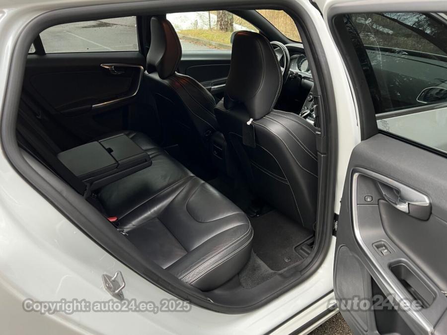 White Volvo V60 2013 in Tallinn, with an engine capacity of 2.40 L and mileage of 199 thousand km for 10299 €, photo 14 on AUTOMOTO.COM.LV