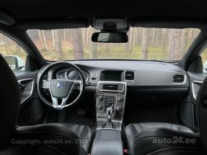 White Volvo V60 2013 in Tallinn, with an engine capacity of 2.40 L and mileage of 199 thousand km for 10299 €, photo 15 on AUTOMOTO.COM.LV