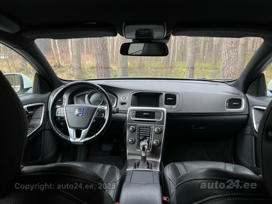 White Volvo V60 2013 in Tallinn, with an engine capacity of 2.40 L and mileage of 199 thousand km for 10299 €, photo 15 on AUTOMOTO.COM.LV