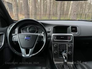 White Volvo V60 2013 in Tallinn, with an engine capacity of 2.40 L and mileage of 199 thousand km for 10299 €, photo 16 on AUTOMOTO.COM.LV
