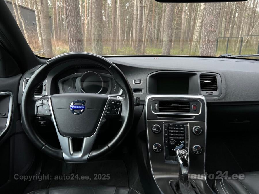 White Volvo V60 2013 in Tallinn, with an engine capacity of 2.40 L and mileage of 199 thousand km for 10299 €, photo 16 on AUTOMOTO.COM.LV