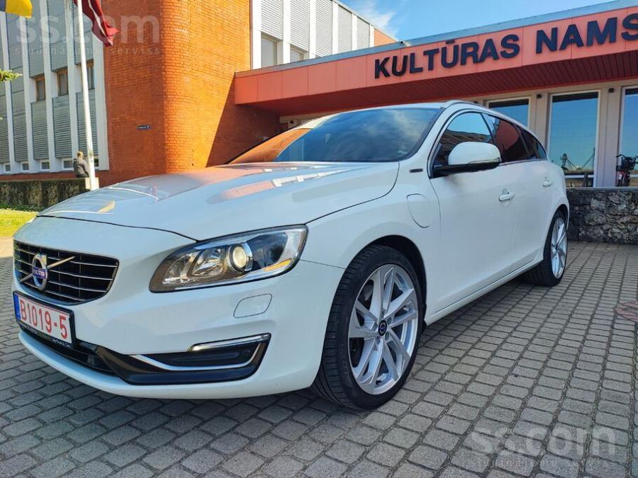 White Volvo V60 2013 in Cesis, with an engine capacity of 2.40 L and mileage of 0 thousand km for 8750 €, photo 1 on AUTOMOTO.COM.LV
