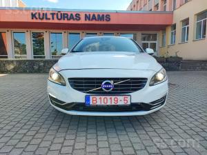 White Volvo V60 2013 in Cesis, with an engine capacity of 2.40 L and mileage of 0 thousand km for 8750 €, photo 2 on AUTOMOTO.COM.LV