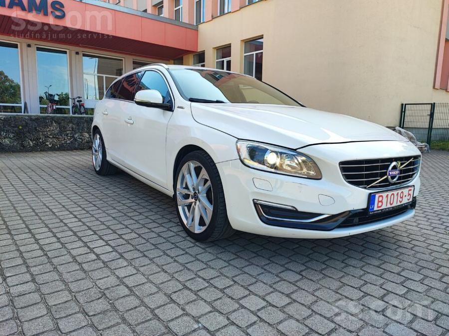 White Volvo V60 2013 in Cesis, with an engine capacity of 2.40 L and mileage of 0 thousand km for 8750 €, photo 3 on AUTOMOTO.COM.LV