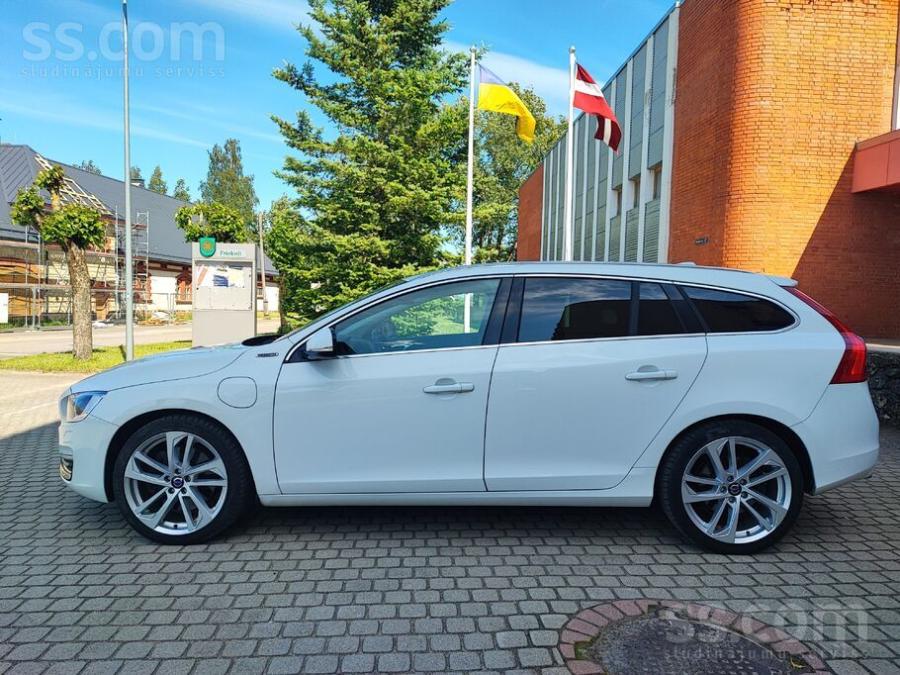 White Volvo V60 2013 in Cesis, with an engine capacity of 2.40 L and mileage of 0 thousand km for 8750 €, photo 4 on AUTOMOTO.COM.LV