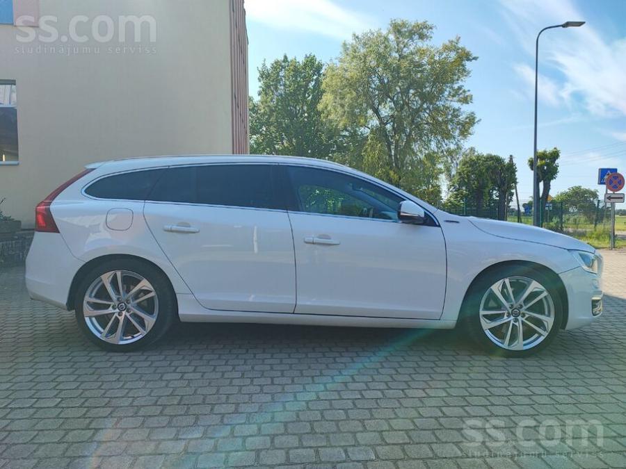 White Volvo V60 2013 in Cesis, with an engine capacity of 2.40 L and mileage of 0 thousand km for 8750 €, photo 5 on AUTOMOTO.COM.LV